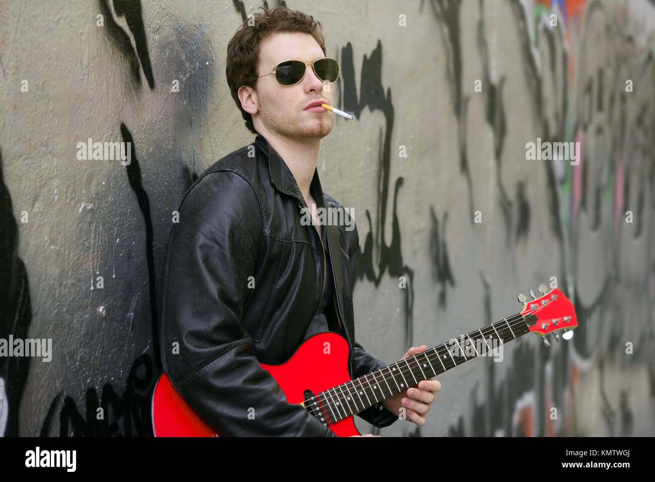 Smoking guitar player hi-res stock photography and images - Alamy