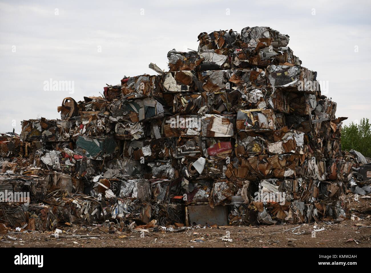 Scrap Metal Cube Stock Photos & Scrap Metal Cube Stock Images - Alamy