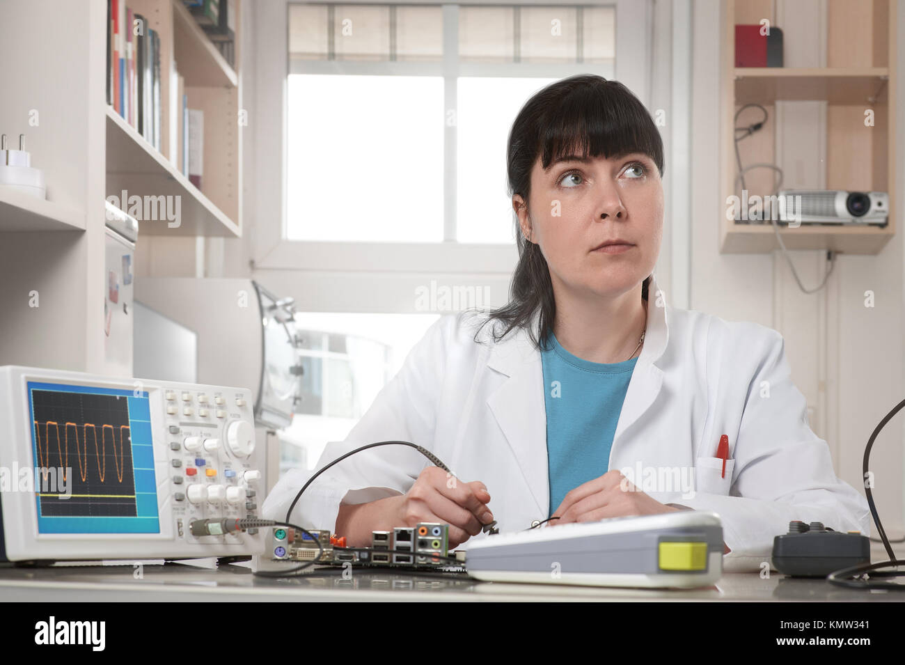 Electronic engineer woman hi-res stock photography and images - Alamy