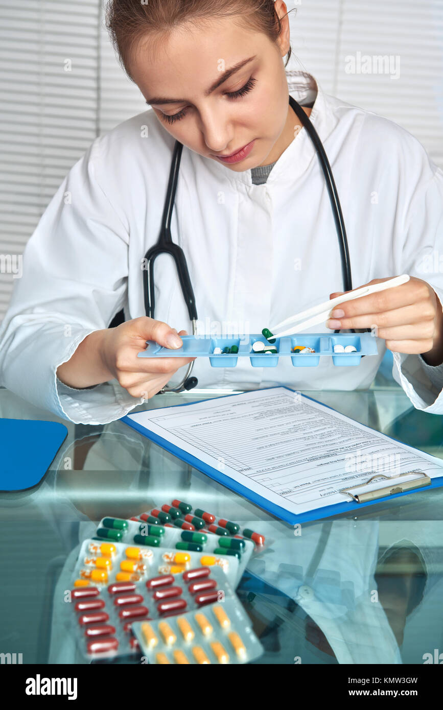 Checking patient notes hi-res stock photography and images - Alamy