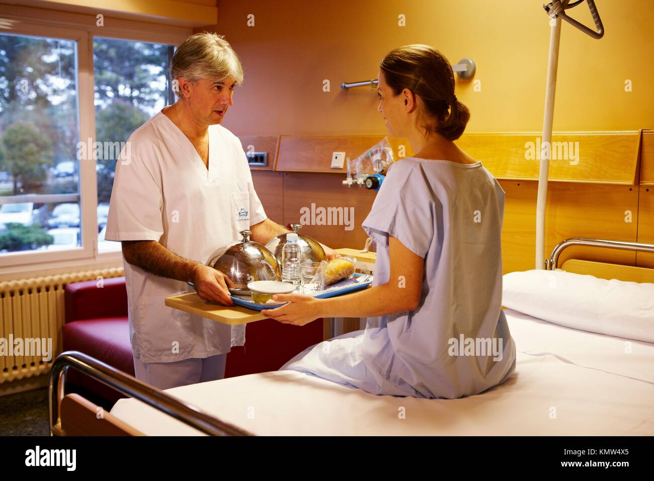 Female nurse serving food patient hi-res stock photography and images ...