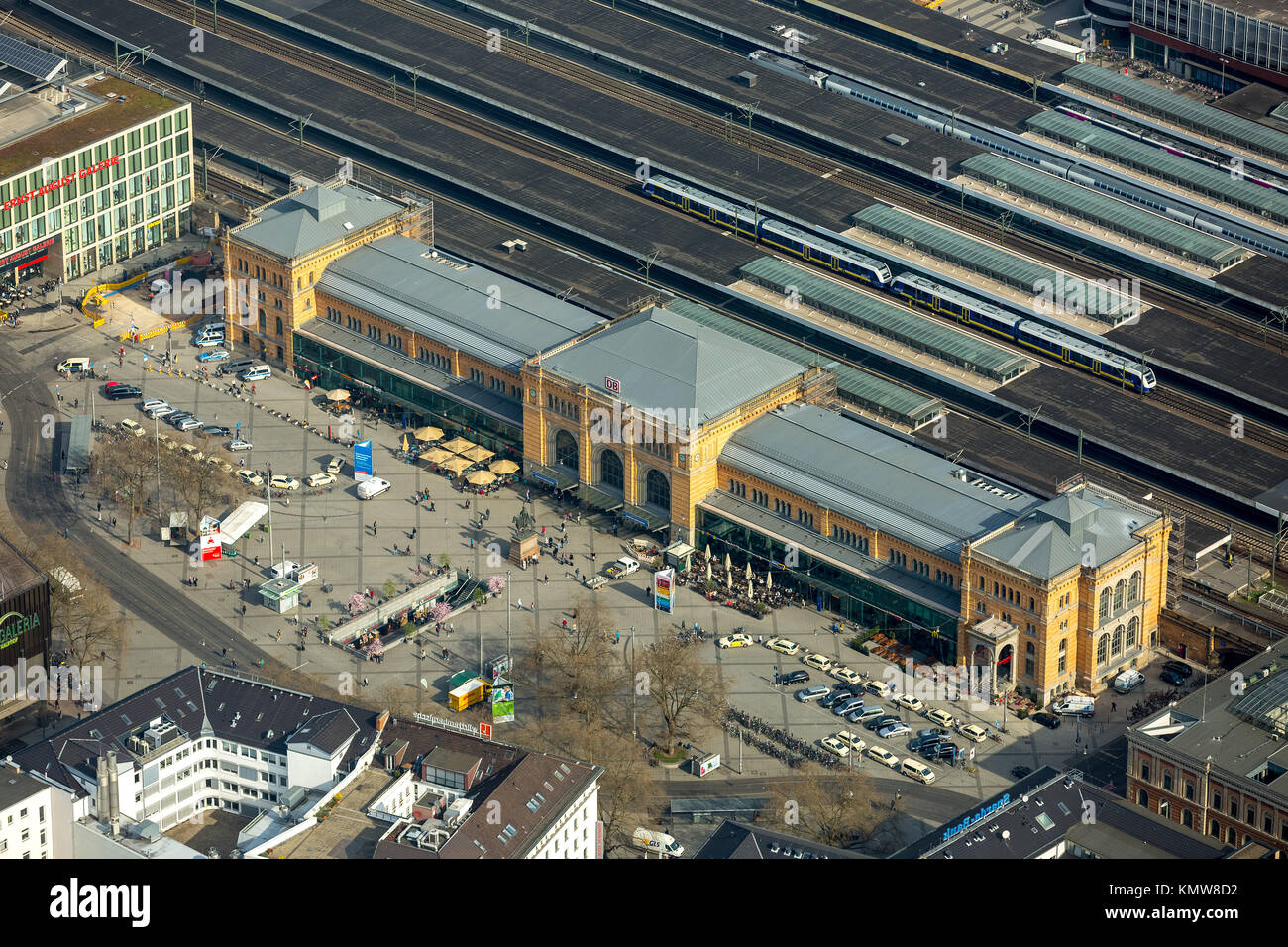 Hanoverian main station at the Ernst-August-Platz, crossing station ...