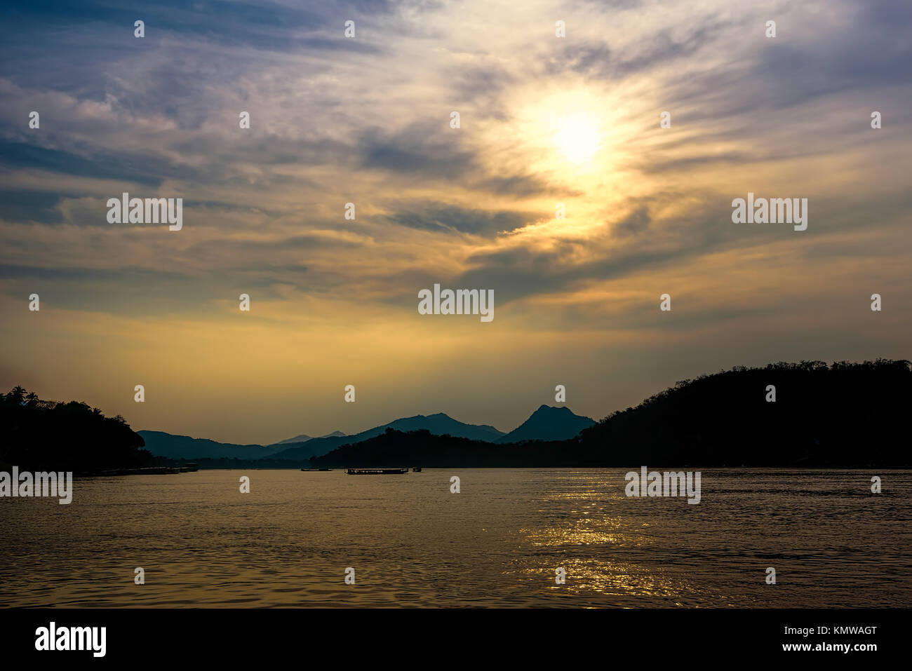 Golden sunlight on clouds hi-res stock photography and images - Alamy