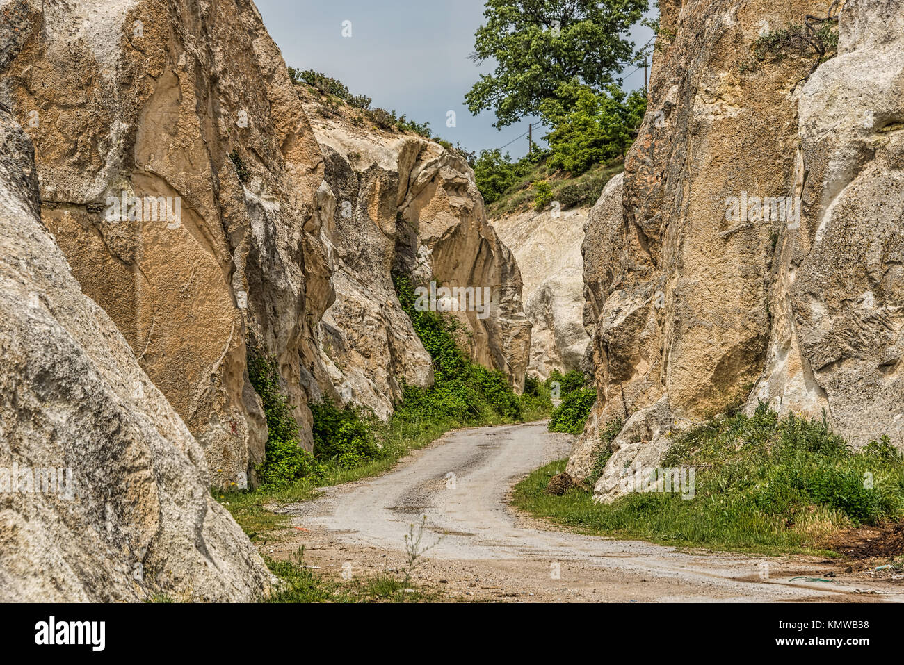 Rural roads winding country road hi-res stock photography and images ...