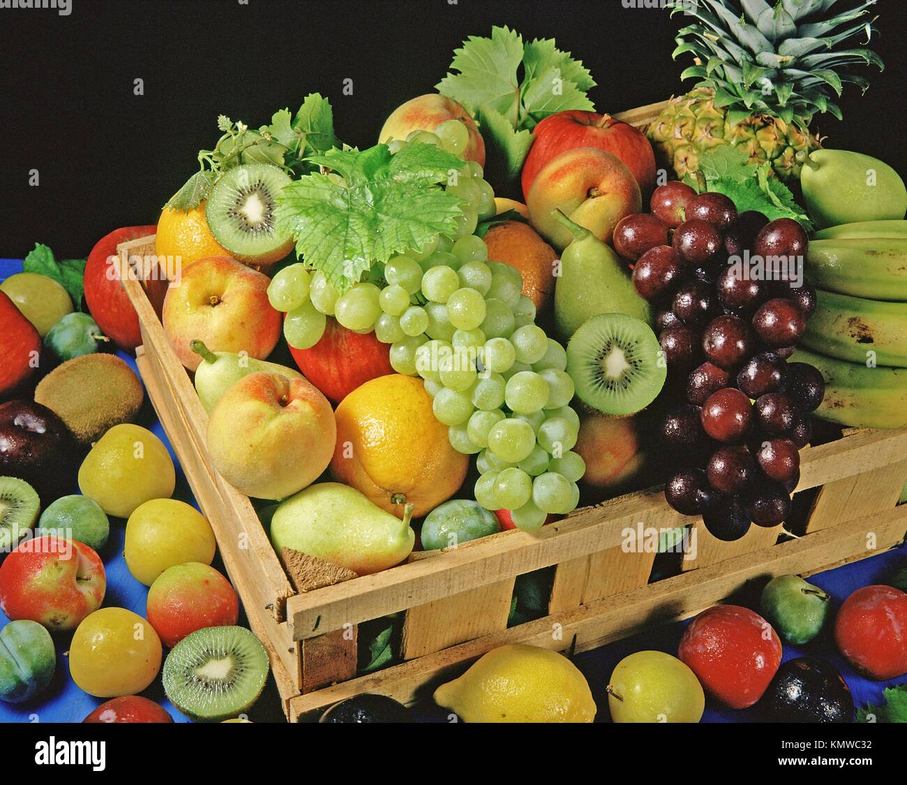 Assorted fruits half cut hi-res stock photography and images - Alamy