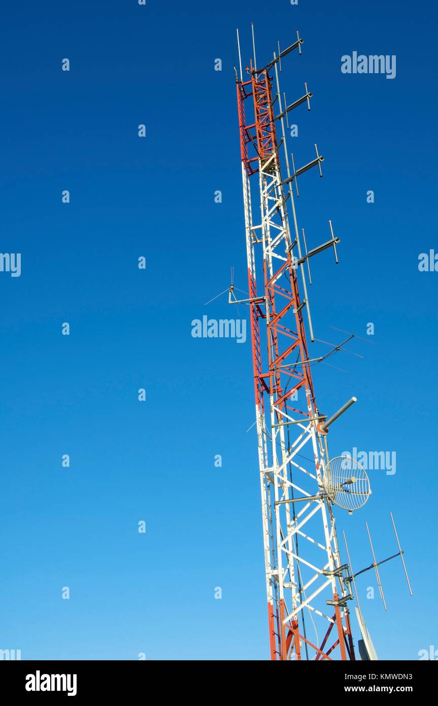 Red and white transmission tower hi-res stock photography and images ...