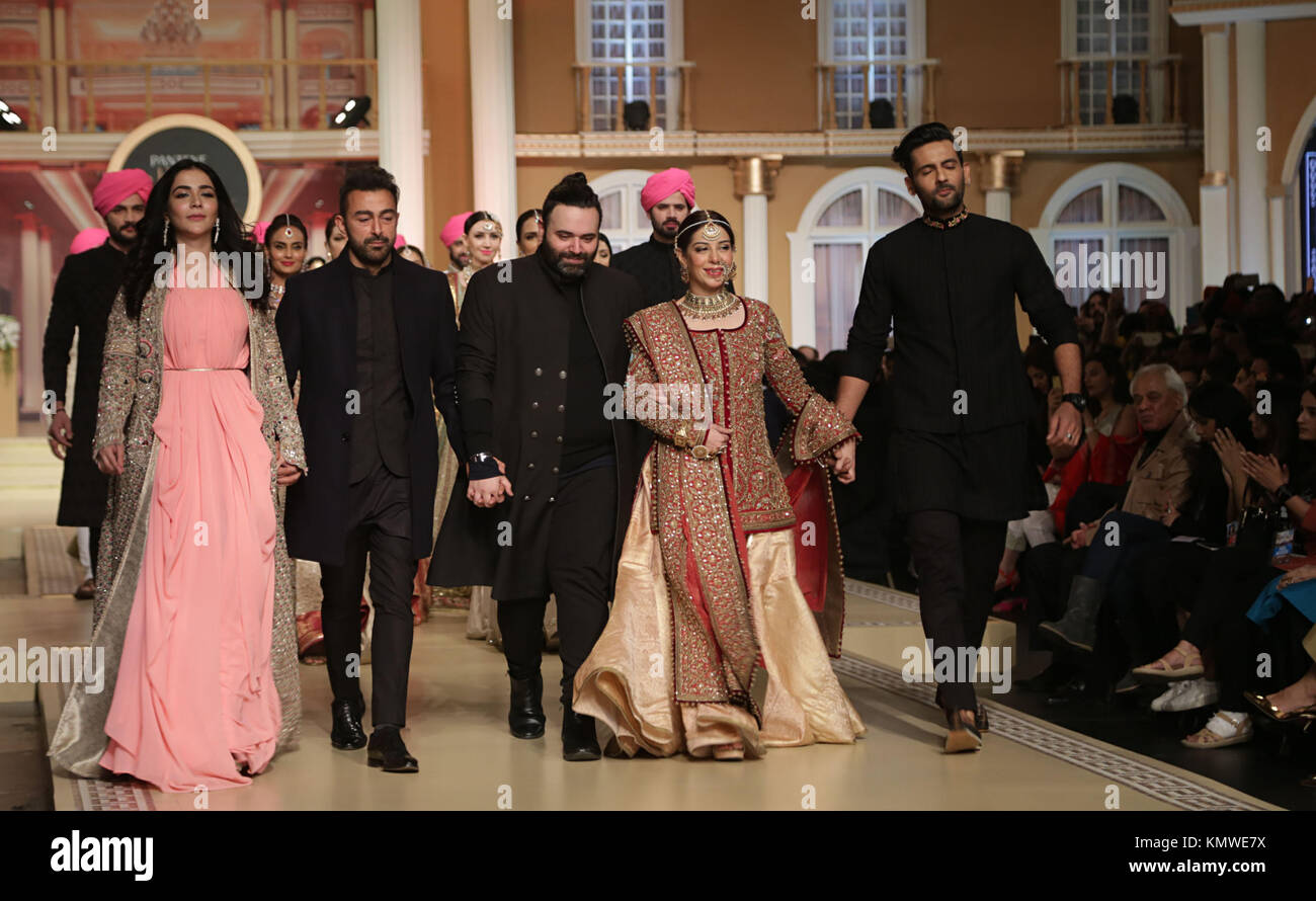 Lahore, Pakistan. 03rd Sep, 2017. Models present creations of famous ...