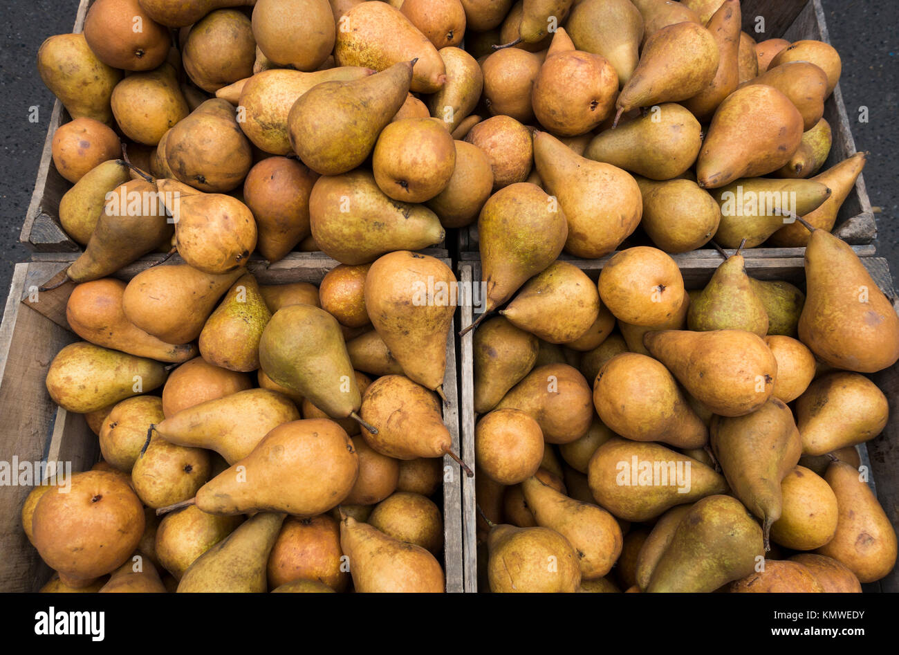 Box of pears hi-res stock photography and images - Alamy