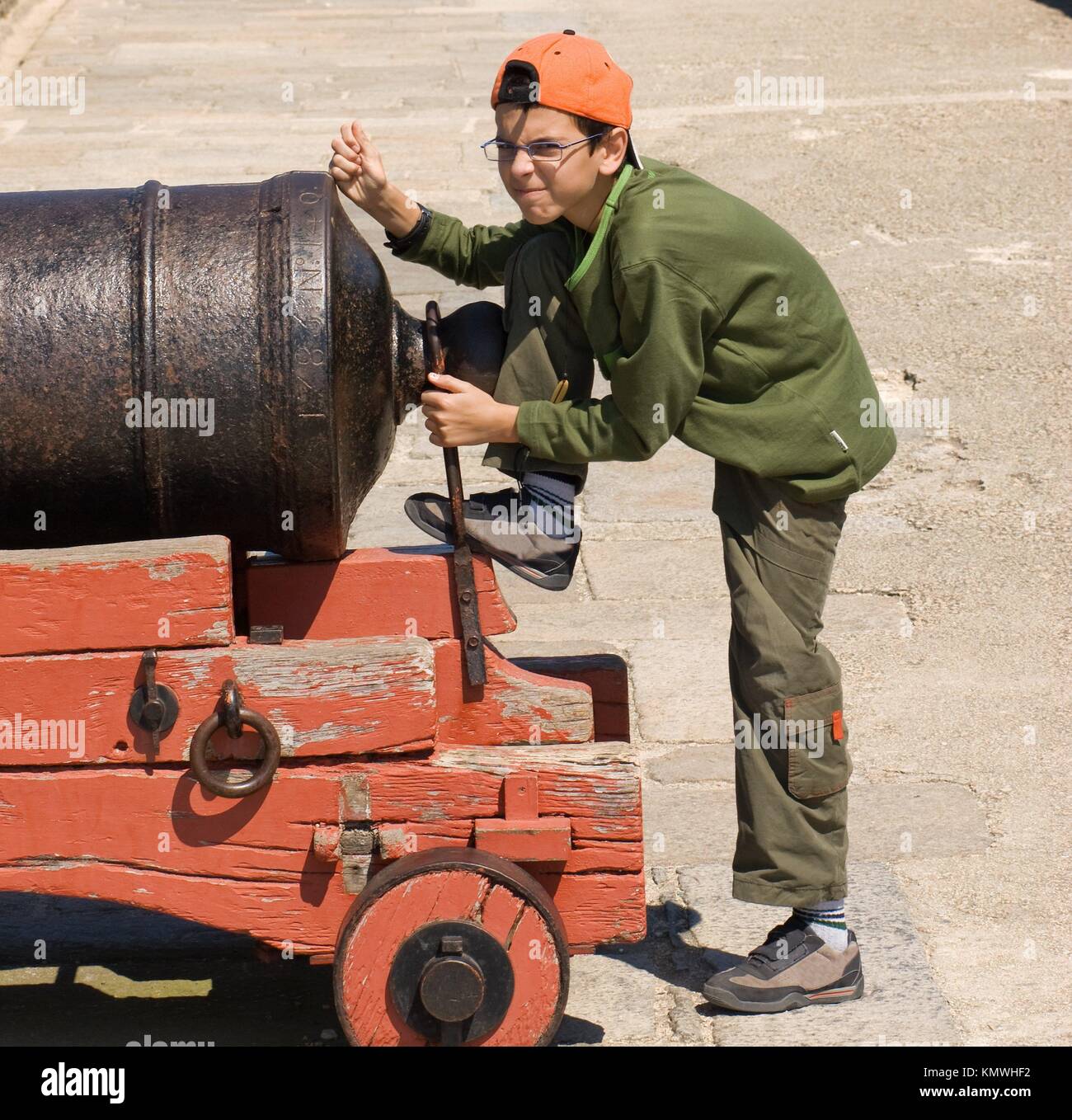 Boy with machine gun hi-res stock photography and images - Alamy