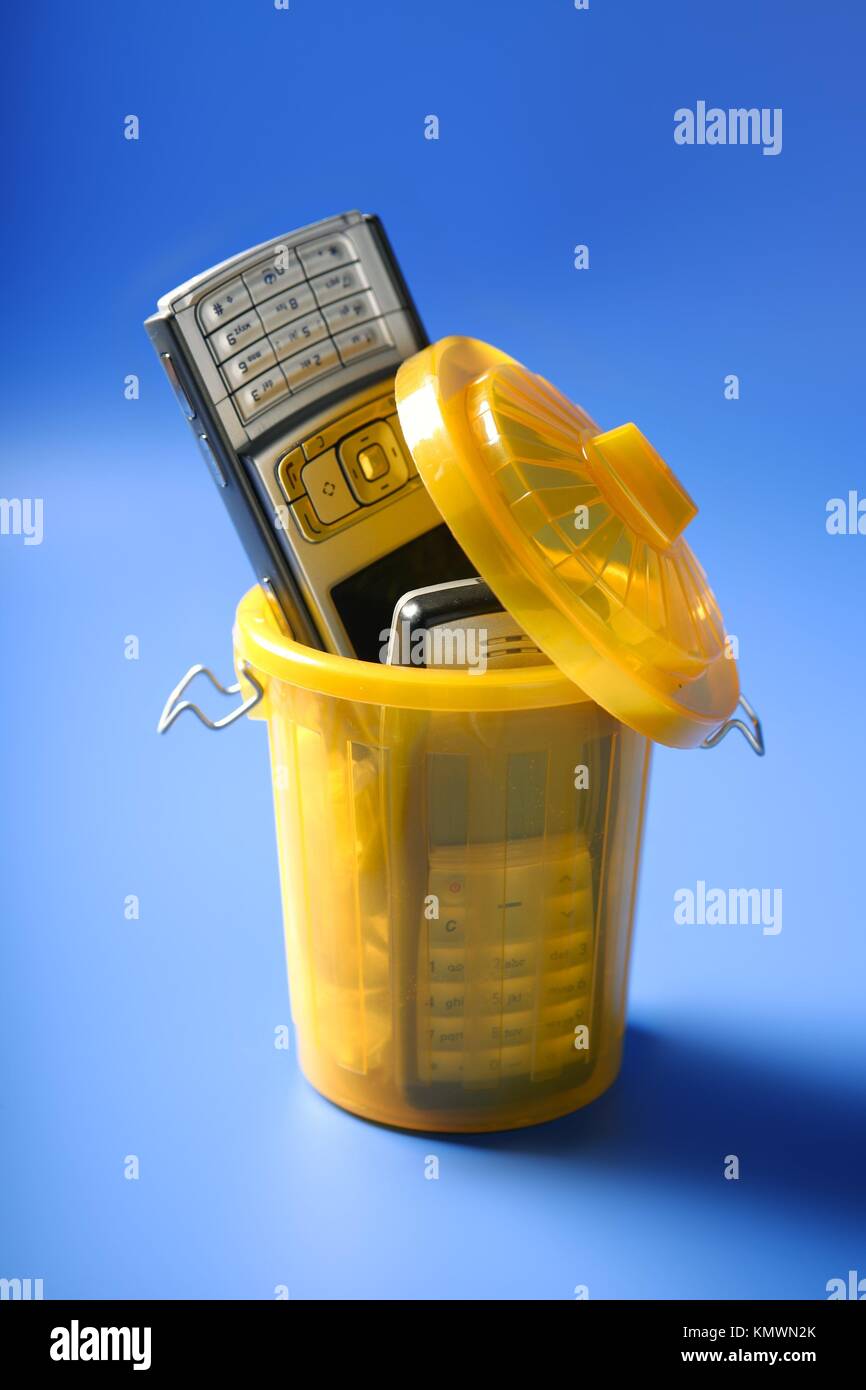 Throw phone trash hi-res stock photography and images - Alamy