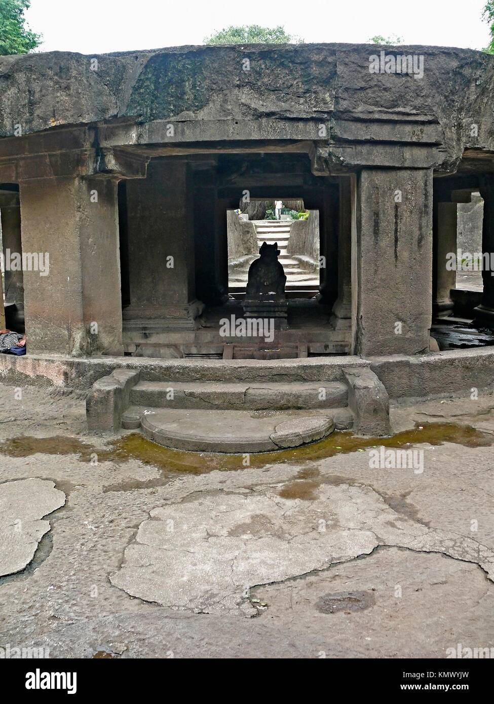 Nandi statue lord shiva temple hi-res stock photography and images - Alamy