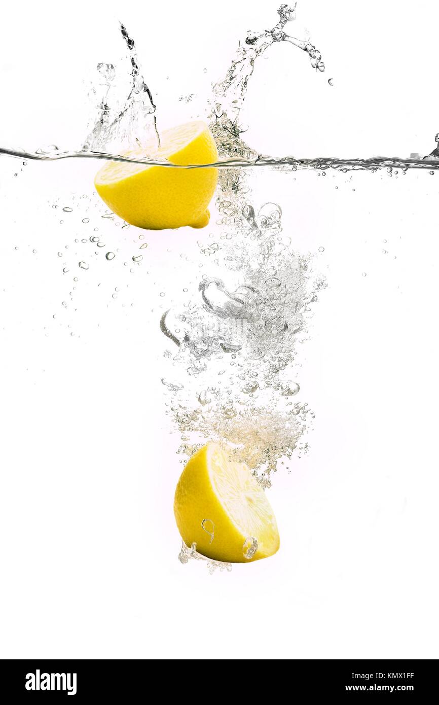 Lemon dropping into water hi-res stock photography and images - Alamy