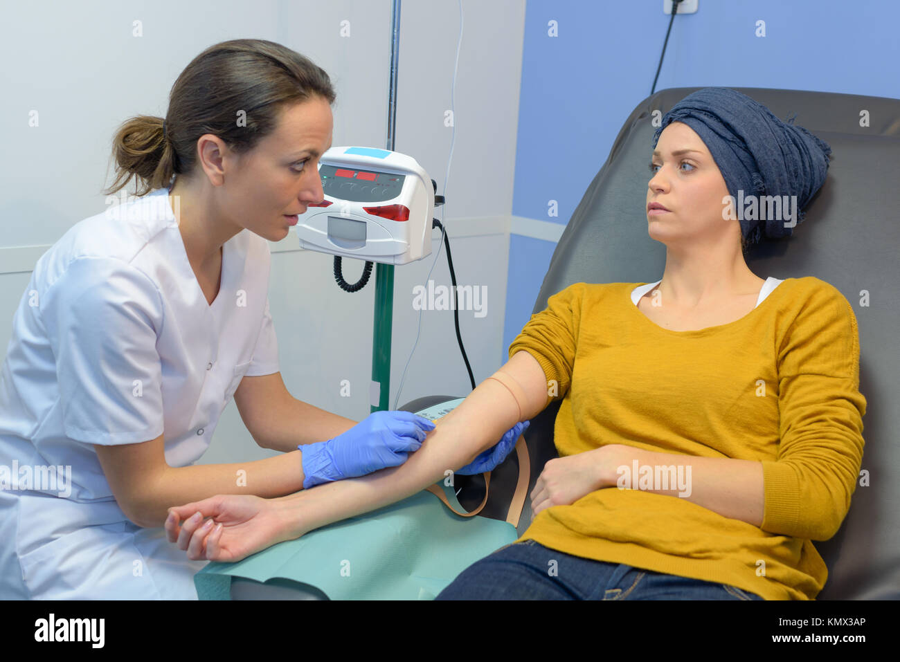 Nurse talking to patient having chemotherapy Stock Photo - Alamy