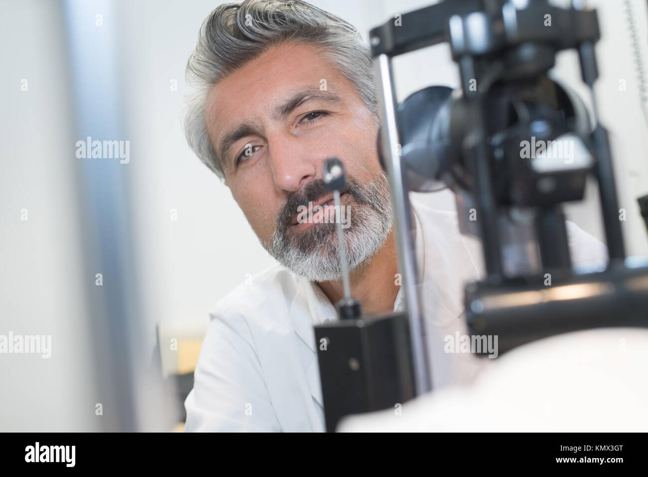 optometrist doing sight testing for patient Stock Photo - Alamy