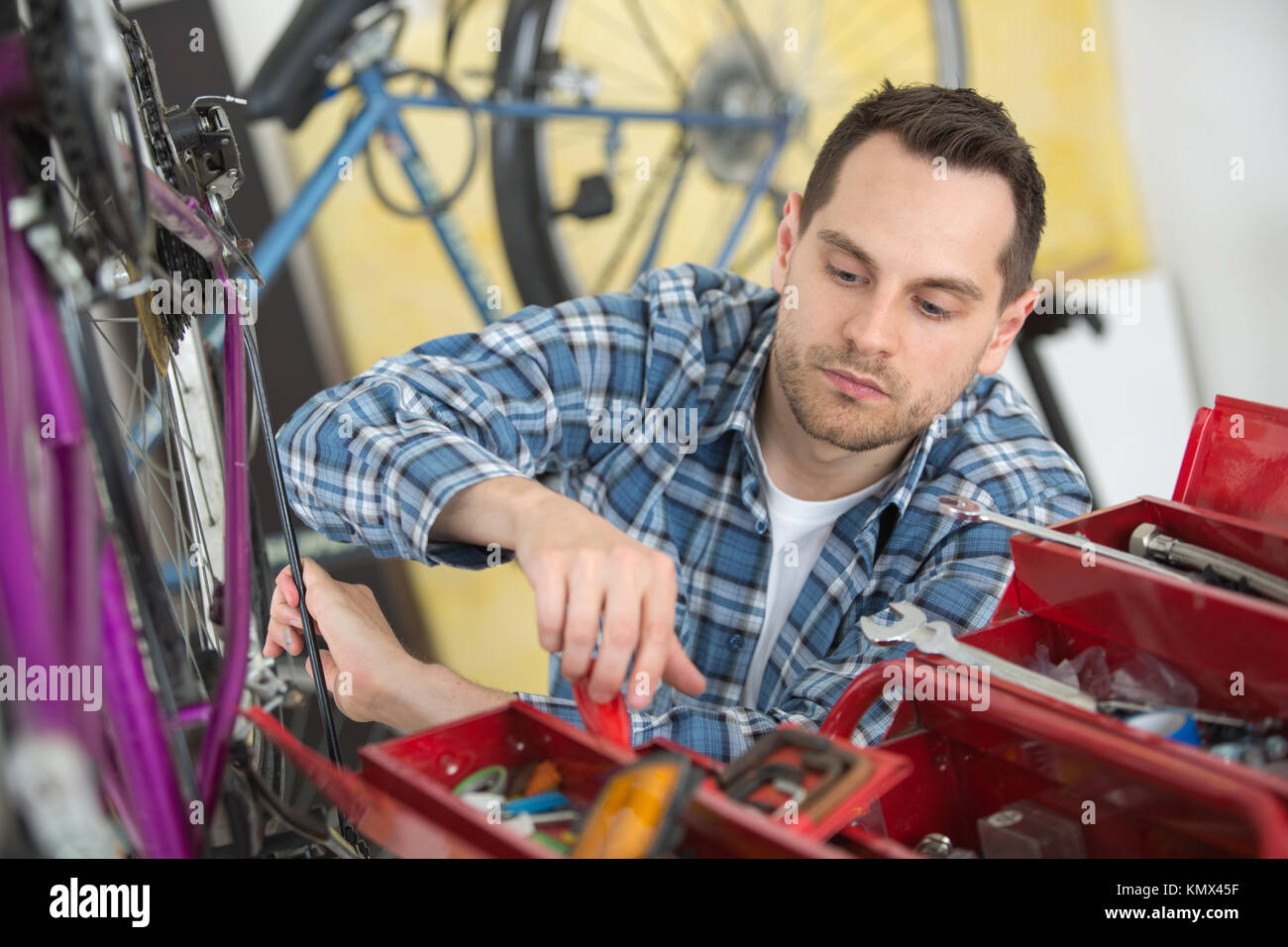 man bicycle mechanic repairing bicycles Stock Photo - Alamy
