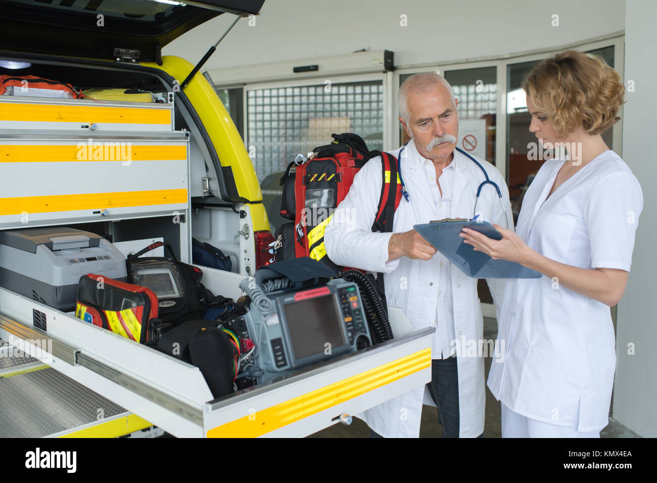 doctors and ambulance Stock Photo - Alamy