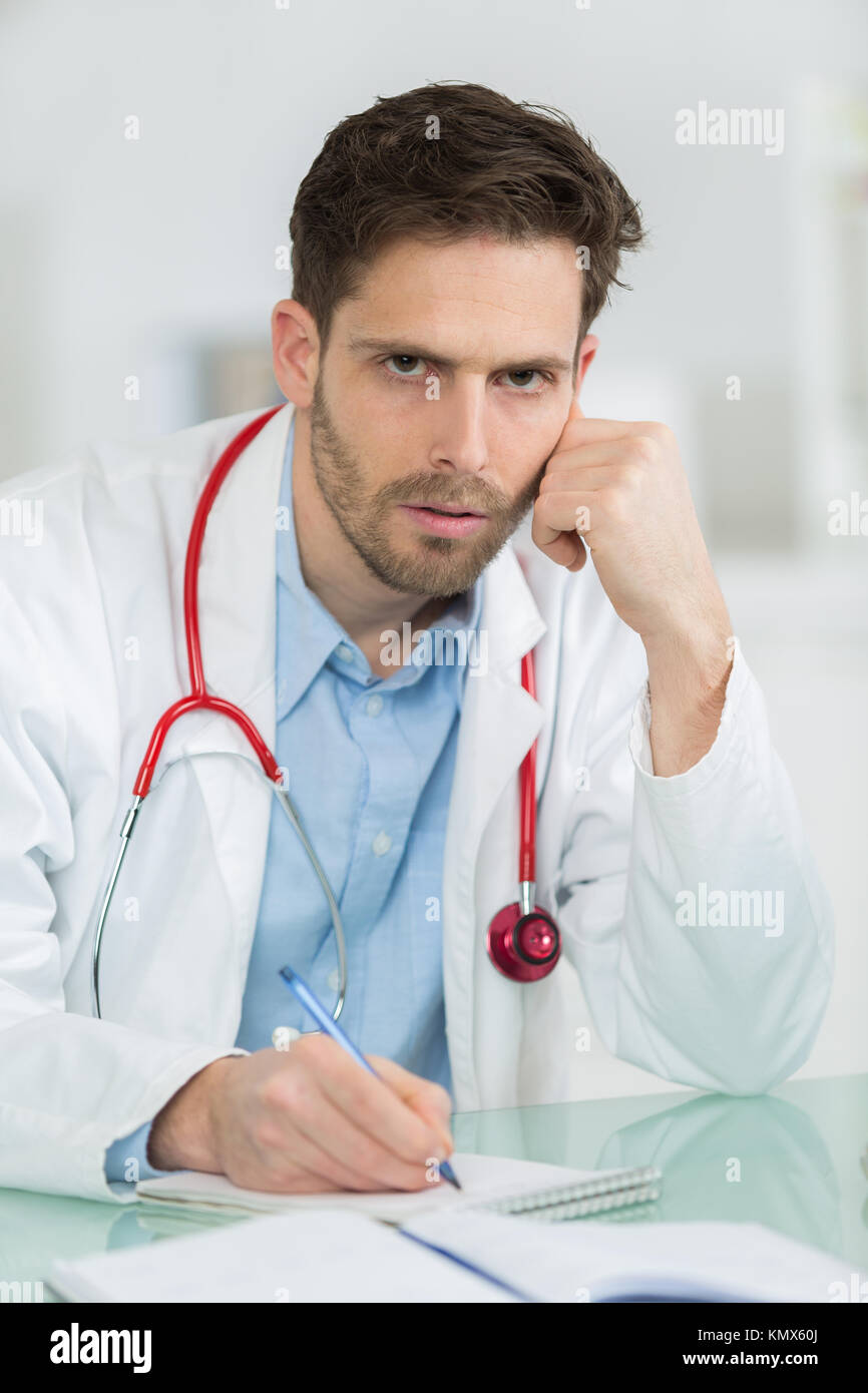 Doctor feels hi-res stock photography and images - Alamy