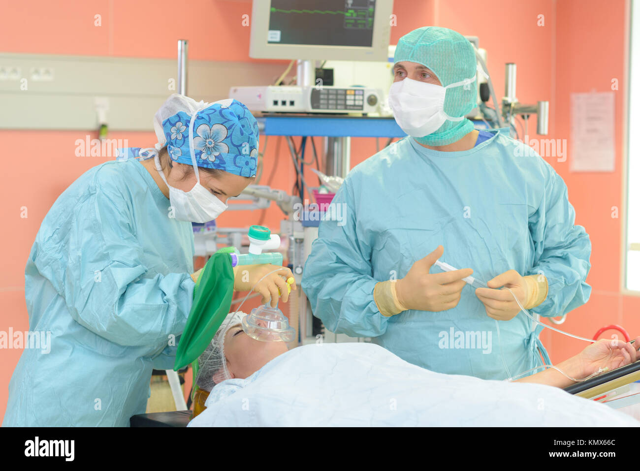 Physician training operating room hi-res stock photography and images ...