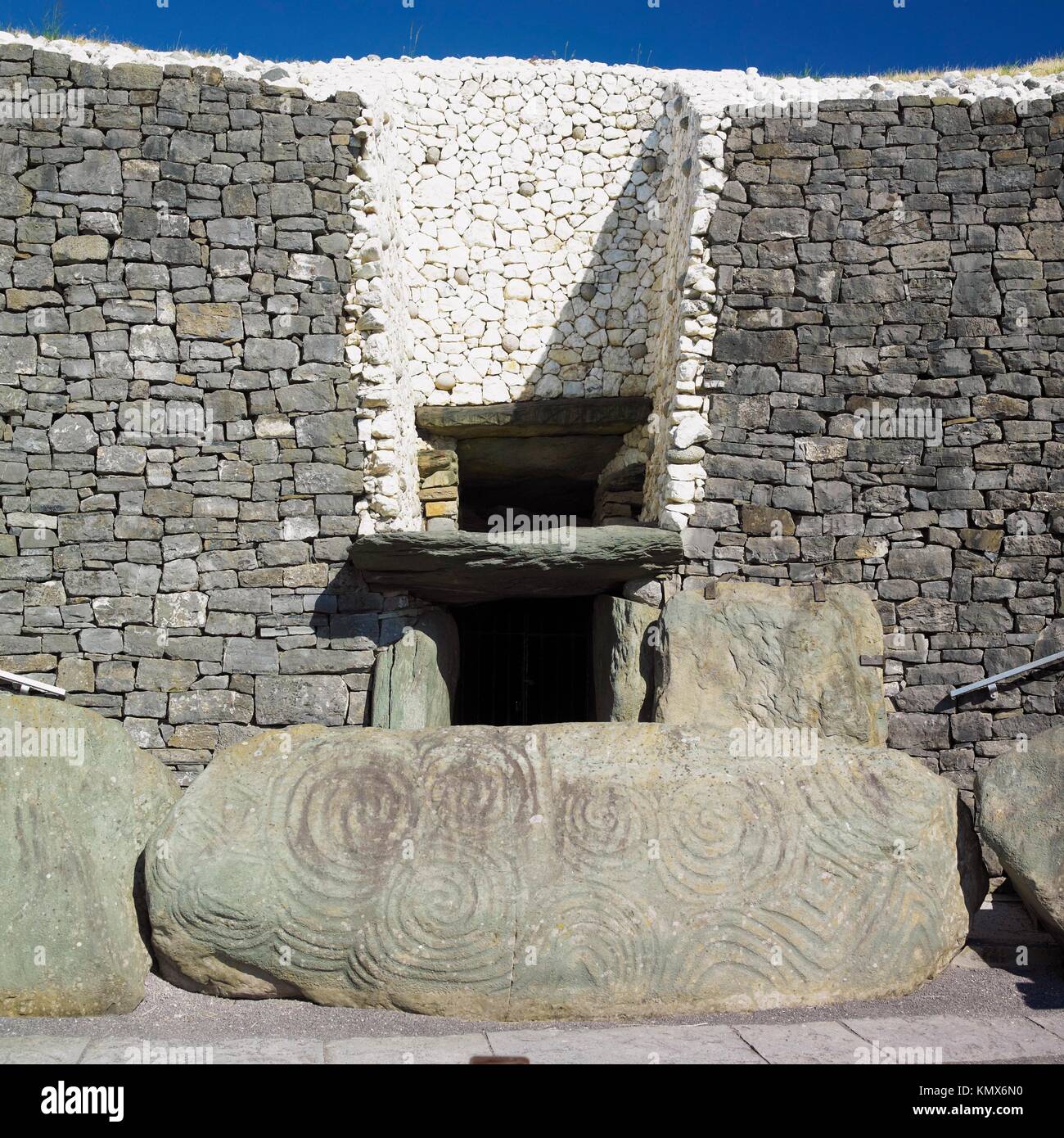 Newgrange ireland burial mound hi-res stock photography and images - Alamy