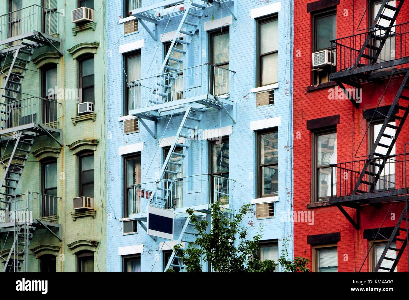 Green facades hi-res stock photography and images - Alamy