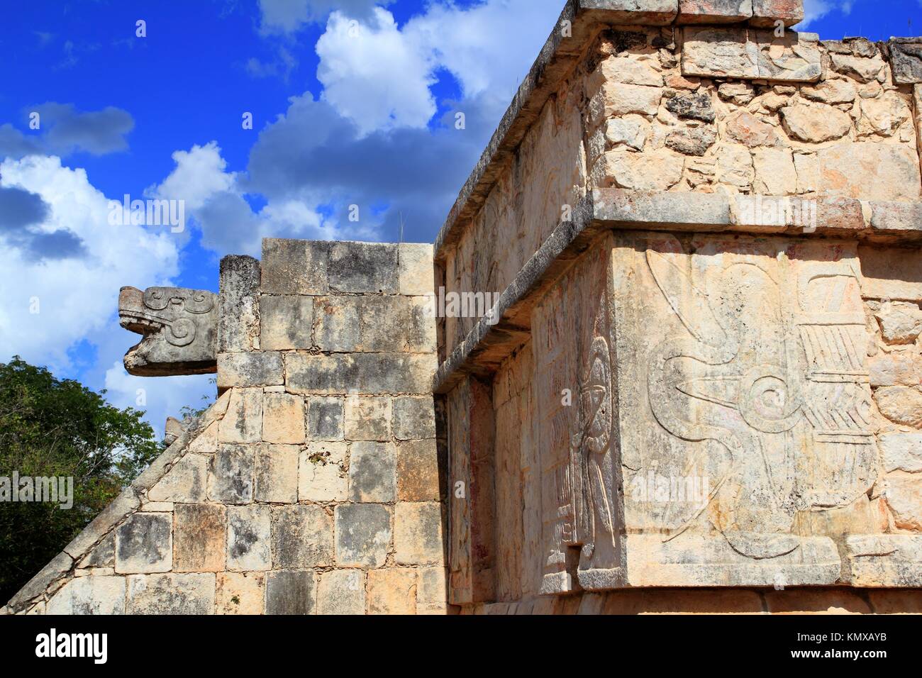 Mayan serpent statue hi-res stock photography and images - Alamy
