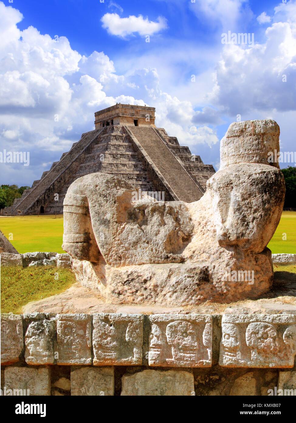 Chac mool pyramid chichen itza hi-res stock photography and images - Alamy