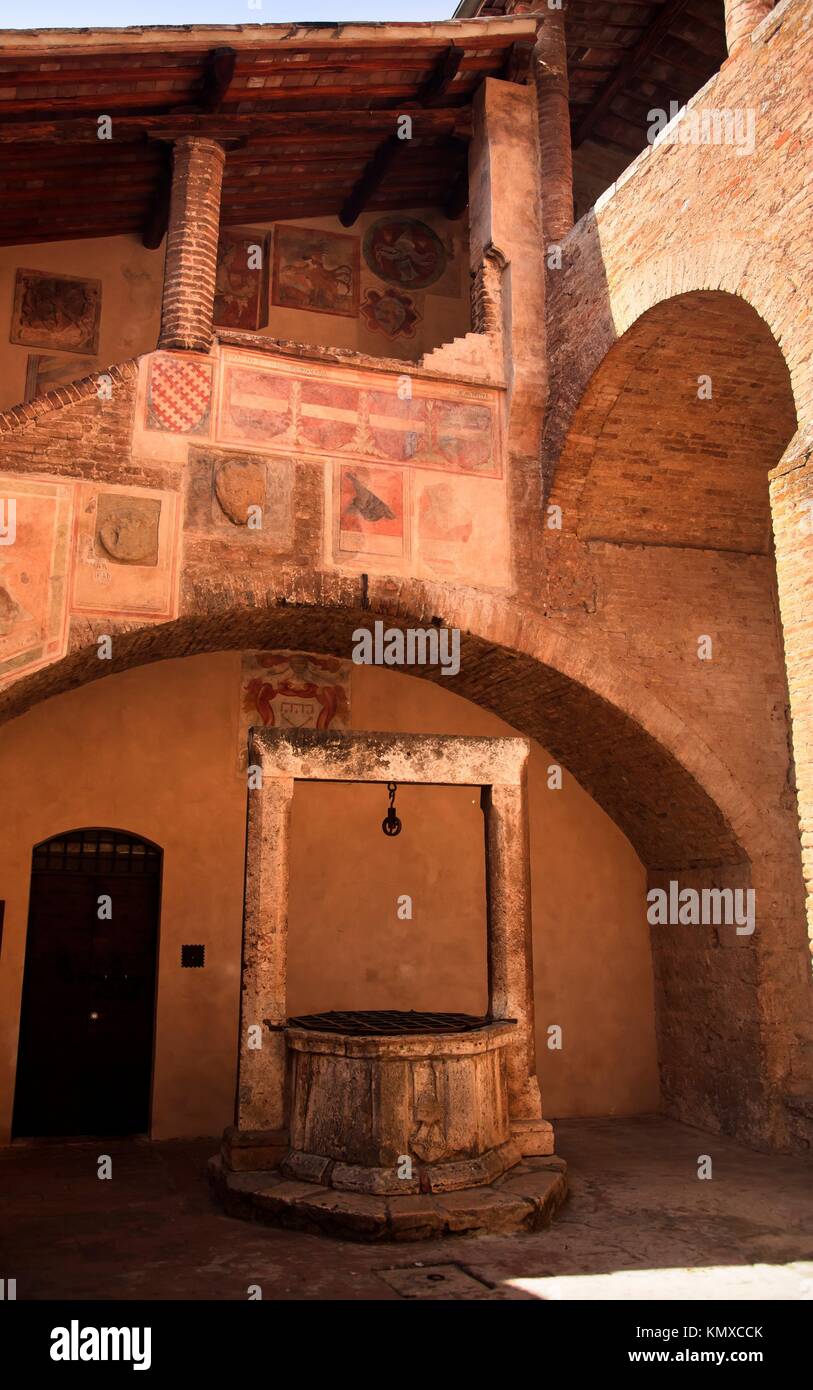 Dante hall hi-res stock photography and images - Alamy