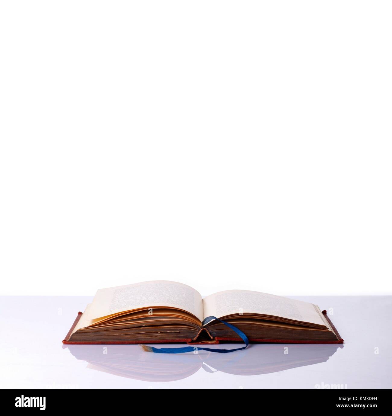 Blank open book white hi-res stock photography and images - Alamy