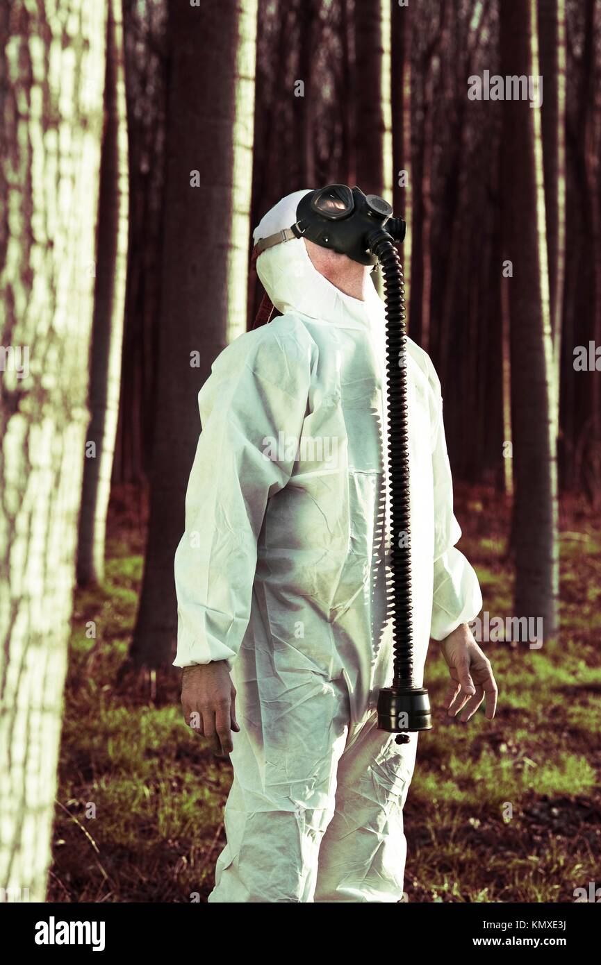 Person with gasmask hi-res stock photography and images - Alamy