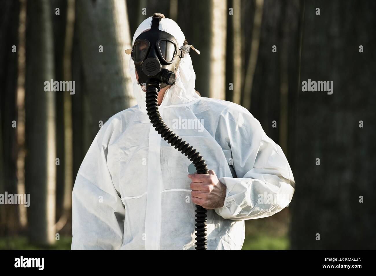 Person with gasmask hi-res stock photography and images - Alamy