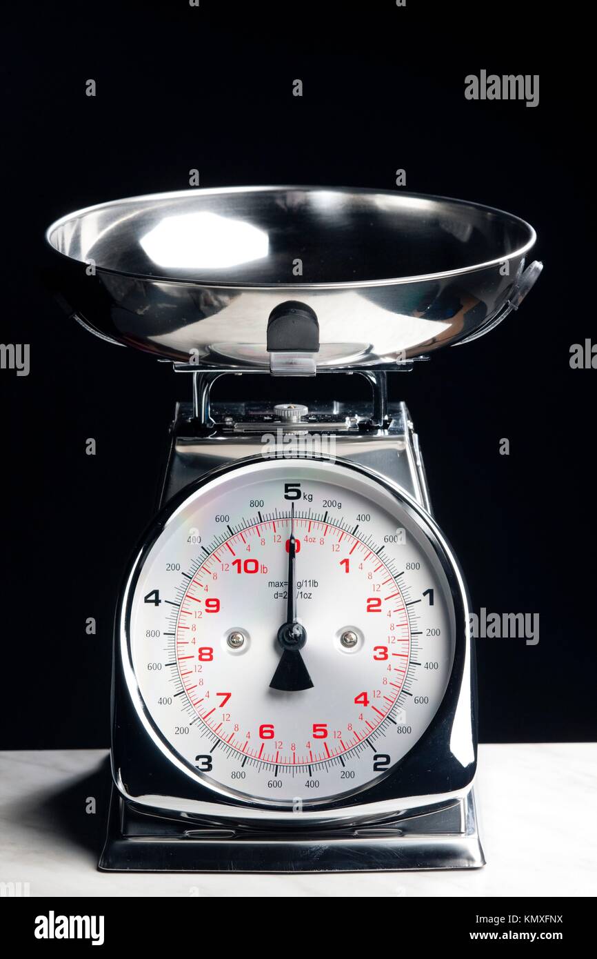 Empty weighing scales hi-res stock photography and images - Alamy