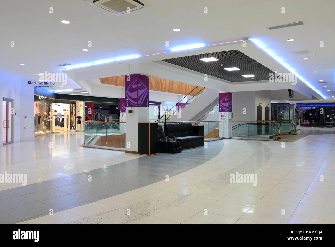 Hall with columns and escalators in huge shopping center Stock Photo ...