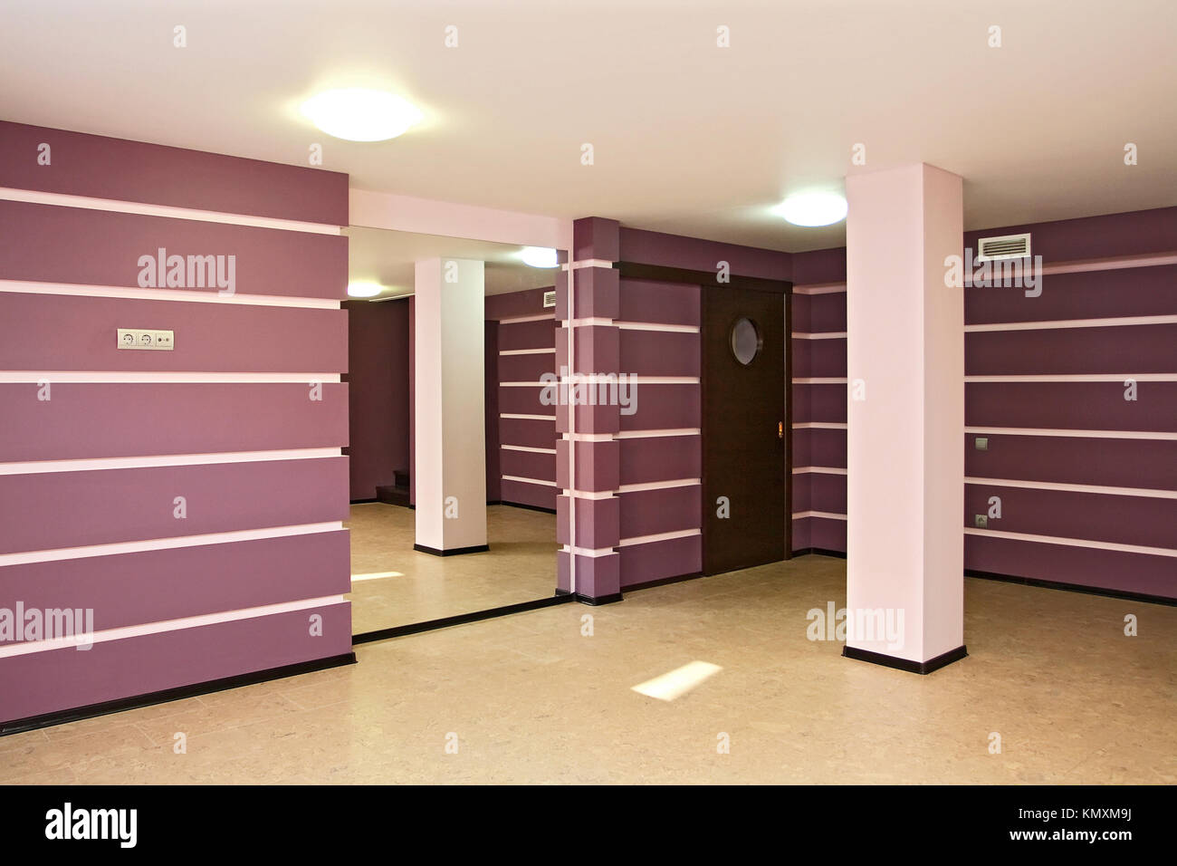 Spacious hall with a column and a mirror Stock Photo - Alamy
