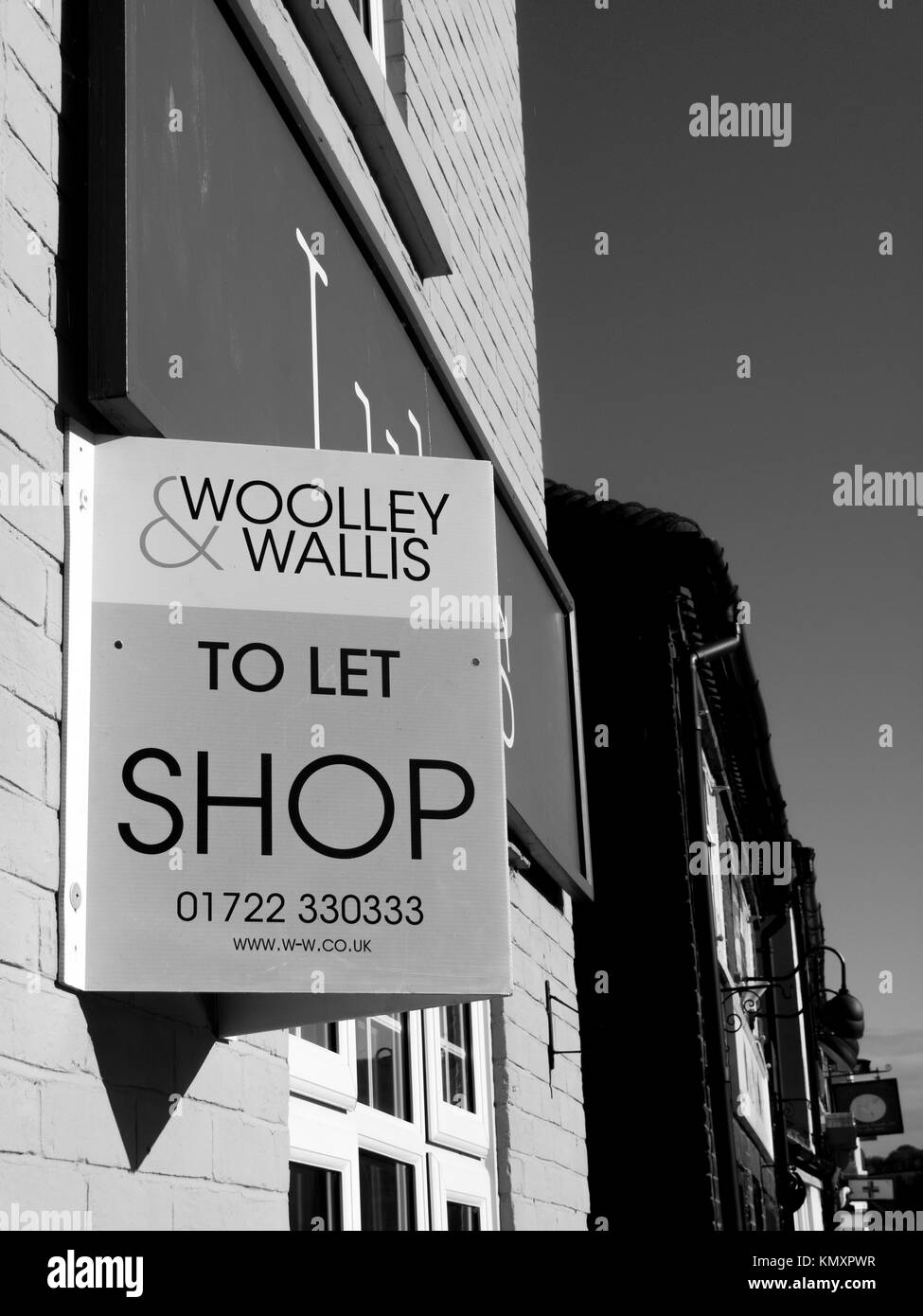 Shop to let sign over vacant retail premises Stock Photo - Alamy