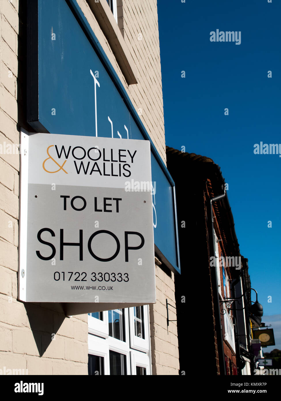 Shop to let sign over vacant retail premises Stock Photo - Alamy