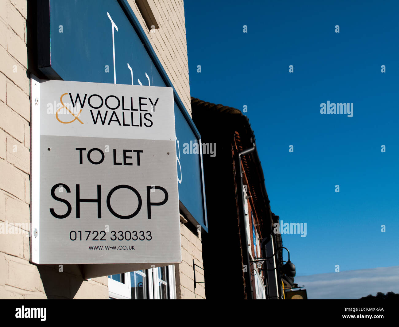 Shop to let sign over vacant retail premises Stock Photo - Alamy