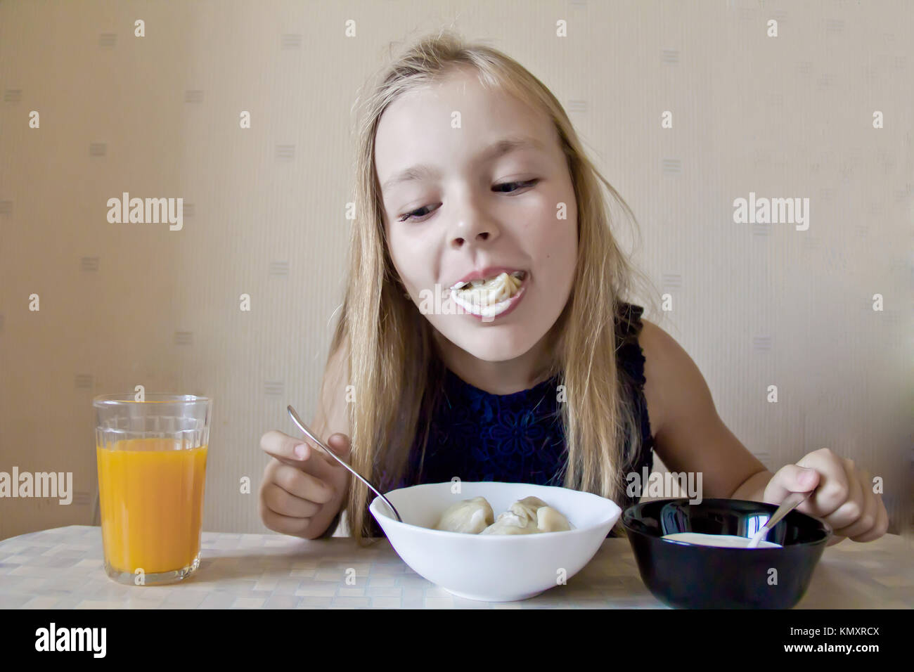 Photo of eating cute girl with blond hair Stock Photo - Alamy