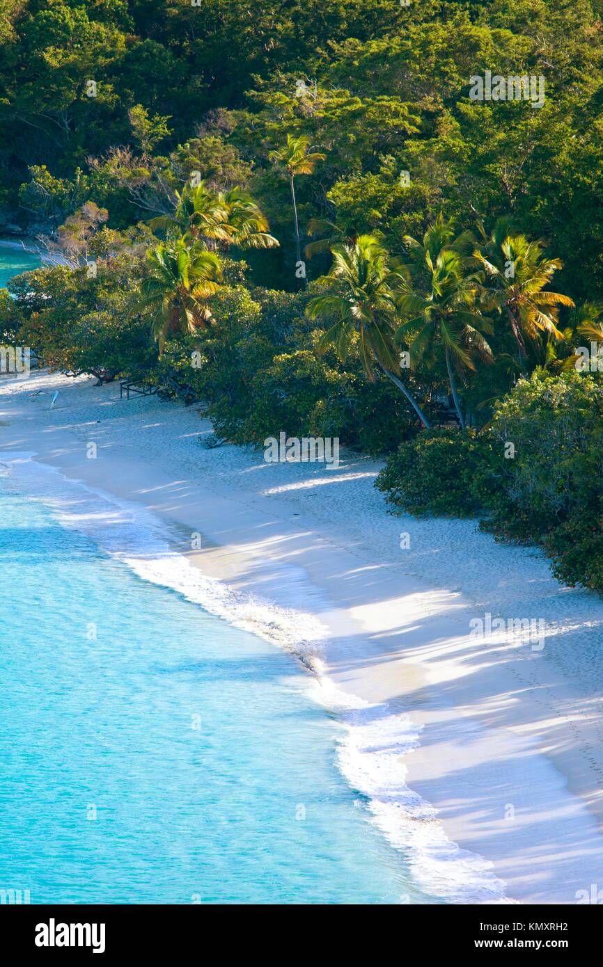 Vista View of empty beach, trunk bay, US Virgin Islands, tropical ...