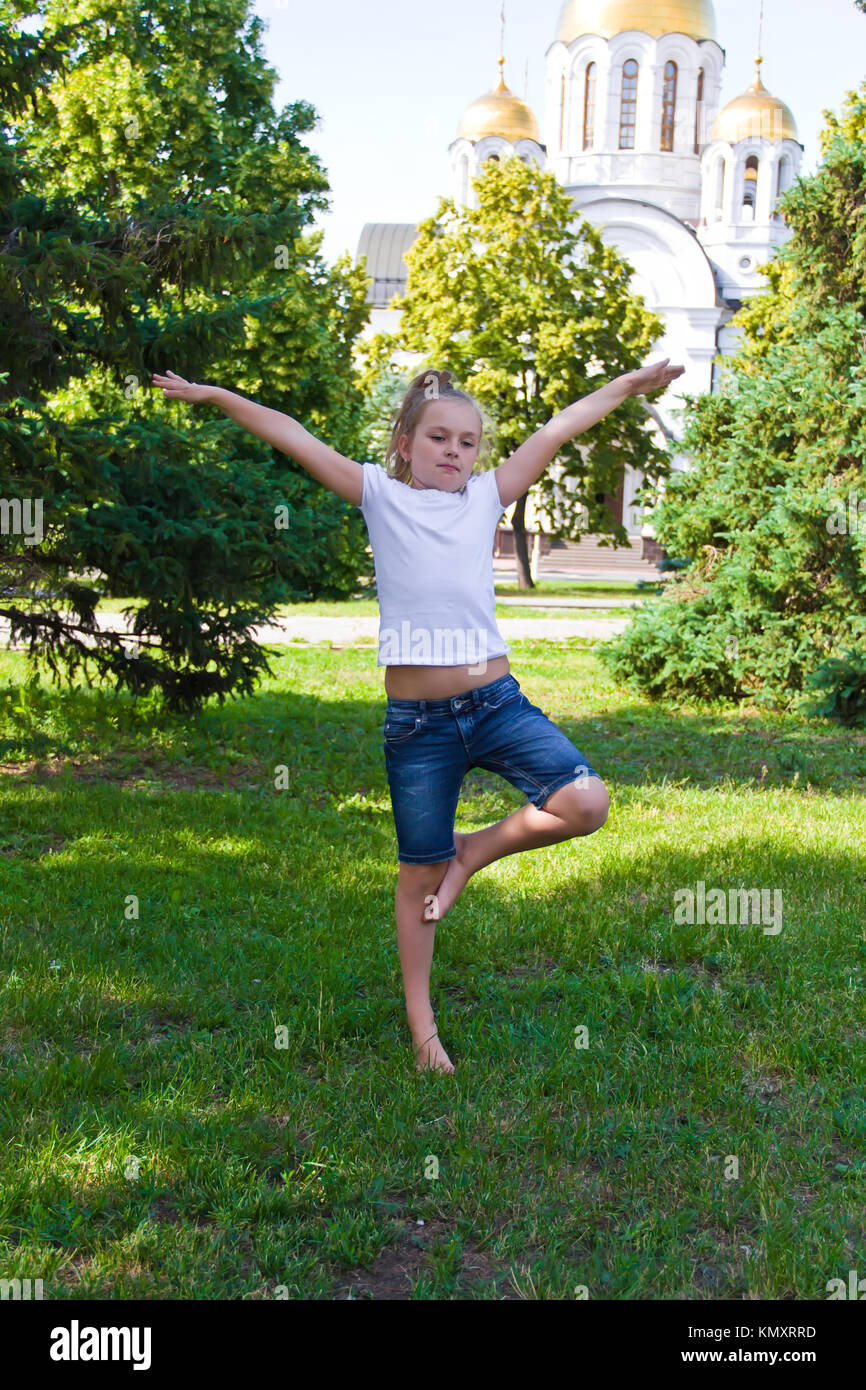 Girl one leg jumping hi-res stock photography and images - Alamy