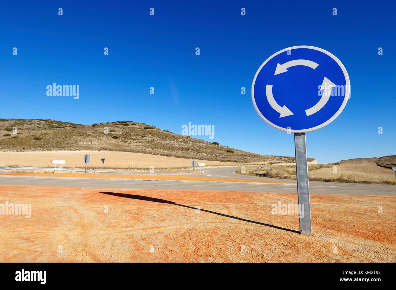 How to yield at a roundabout hi-res stock photography and images - Alamy