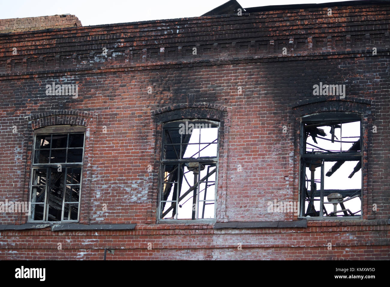 builing after a fire. burned windows and roof Stock Photo - Alamy