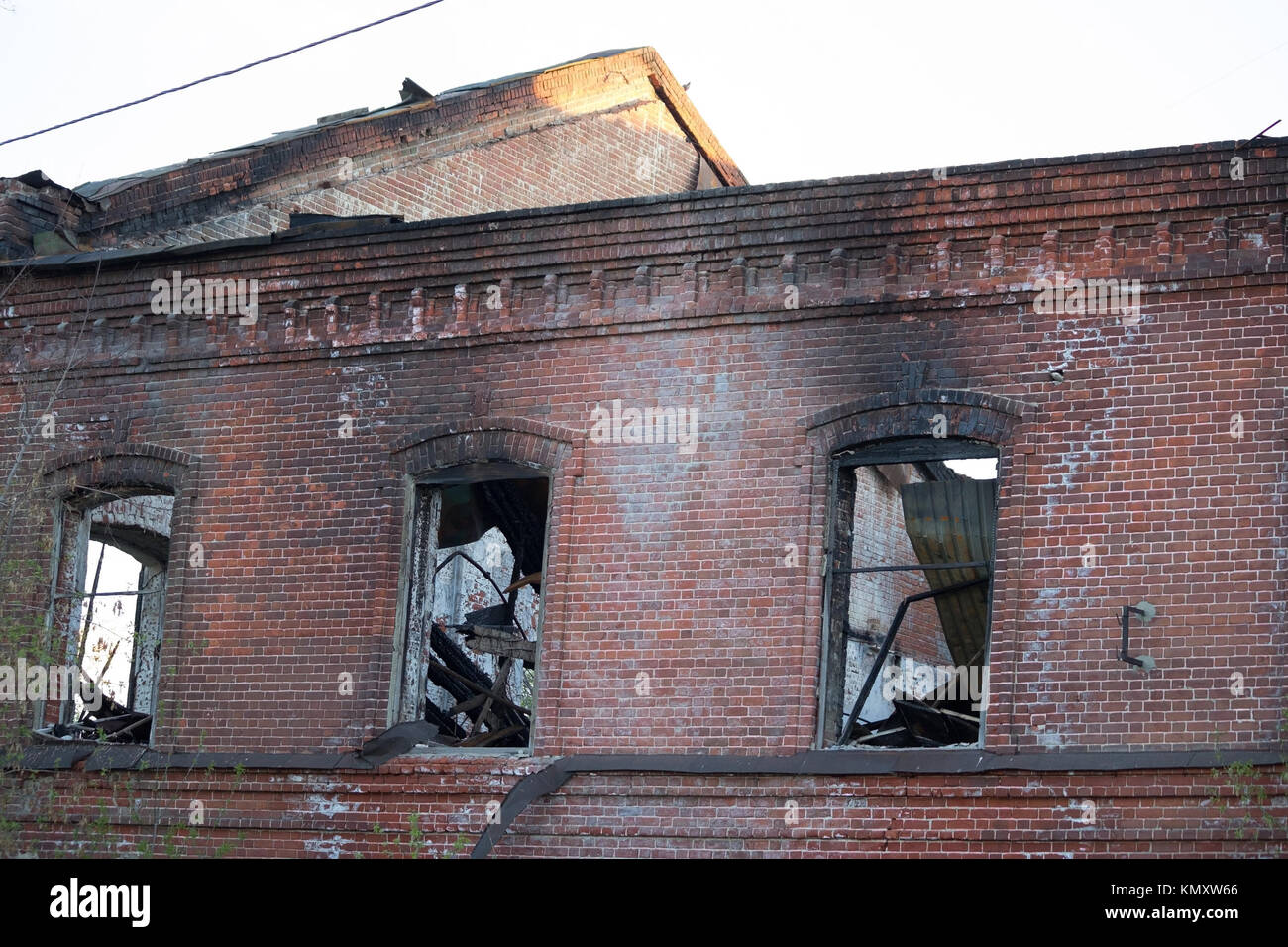 builing after a fire. burned windows and roof Stock Photo - Alamy
