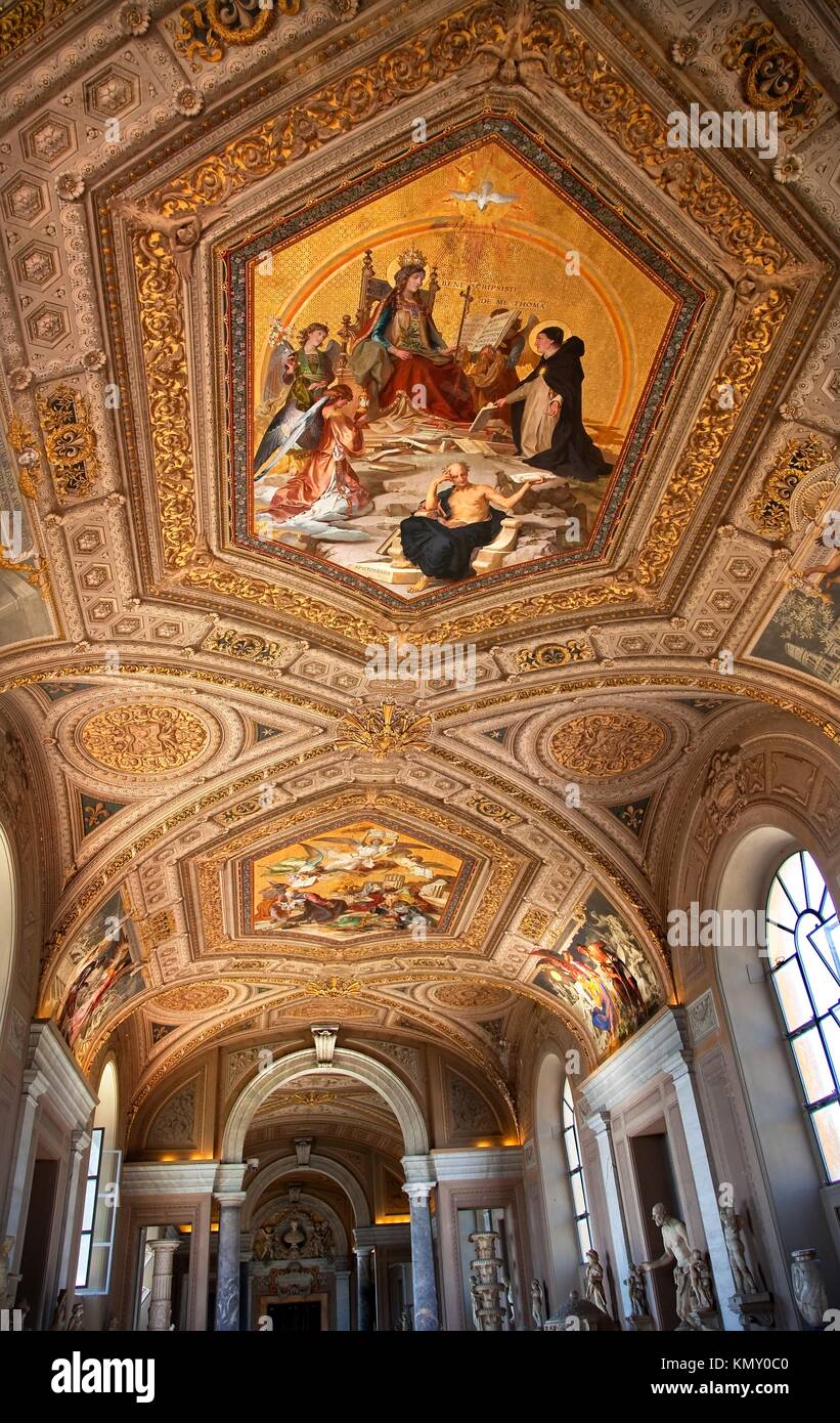 Italy rome vatican statues ceiling hi-res stock photography and images ...