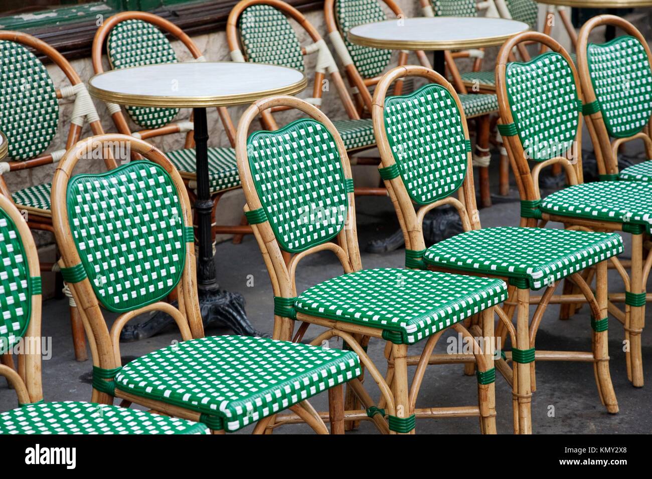 Paris café table chair hi-res stock photography and images - Alamy