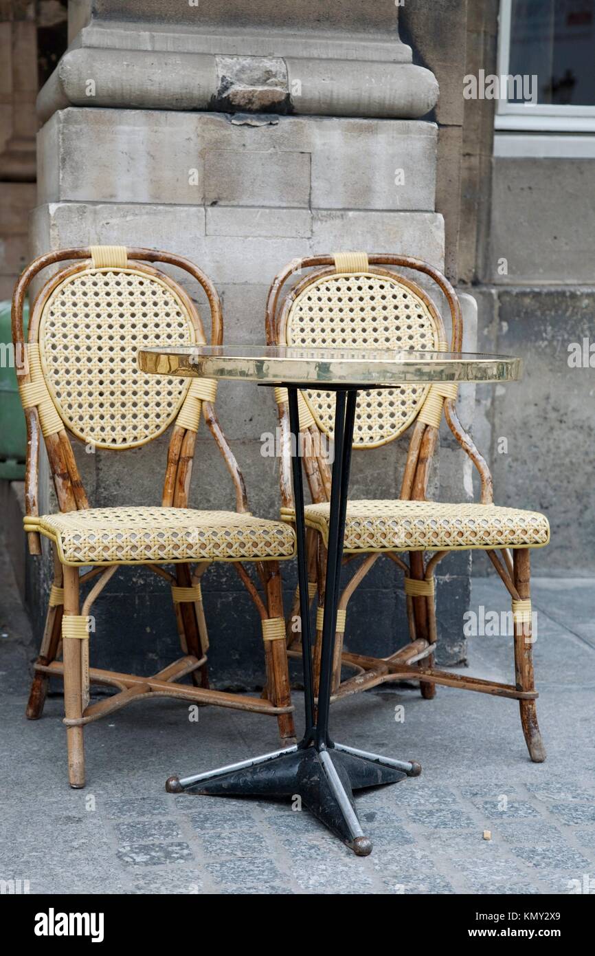 Paris café table chair hi-res stock photography and images - Alamy