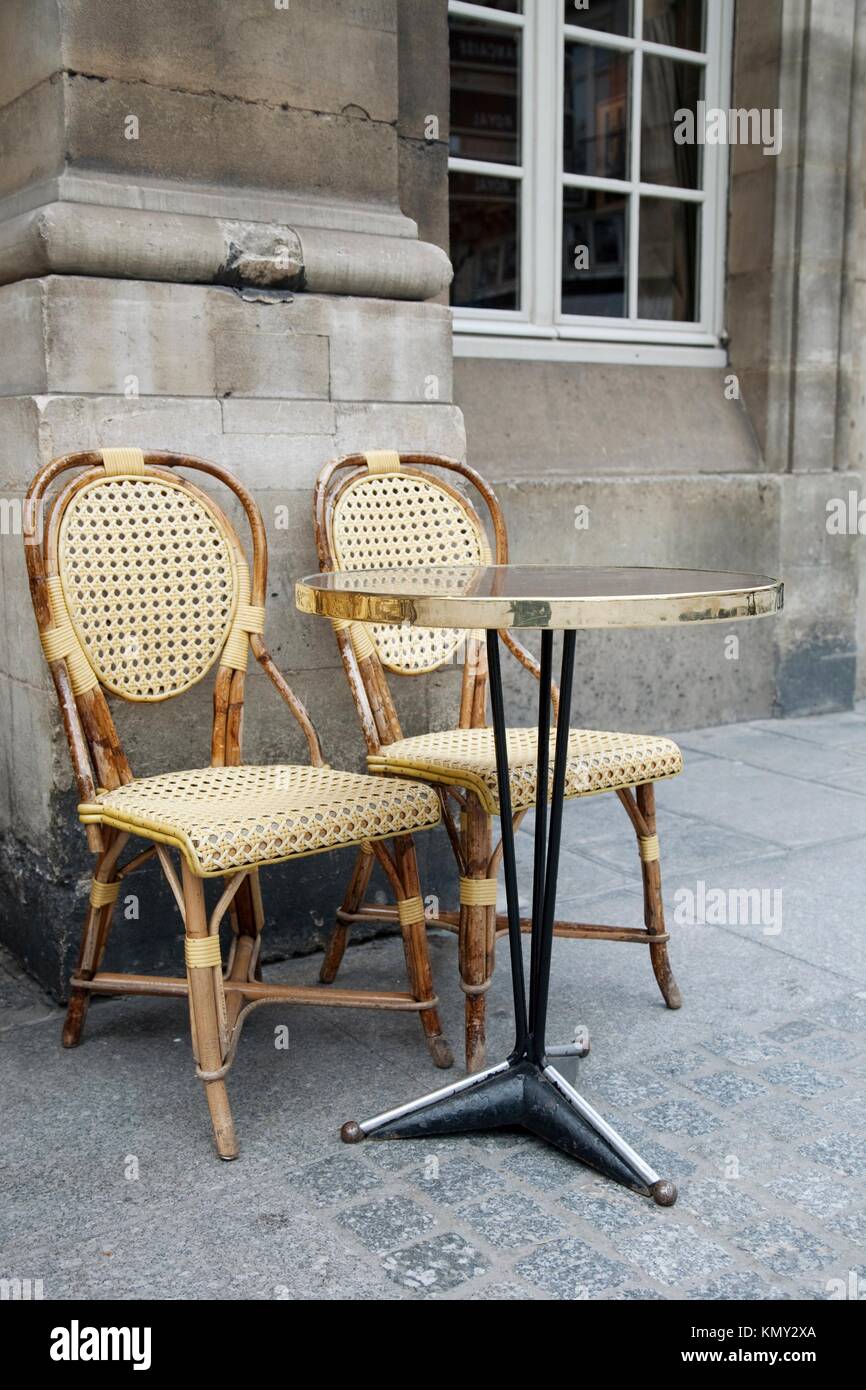 Paris café table chair hi-res stock photography and images - Alamy