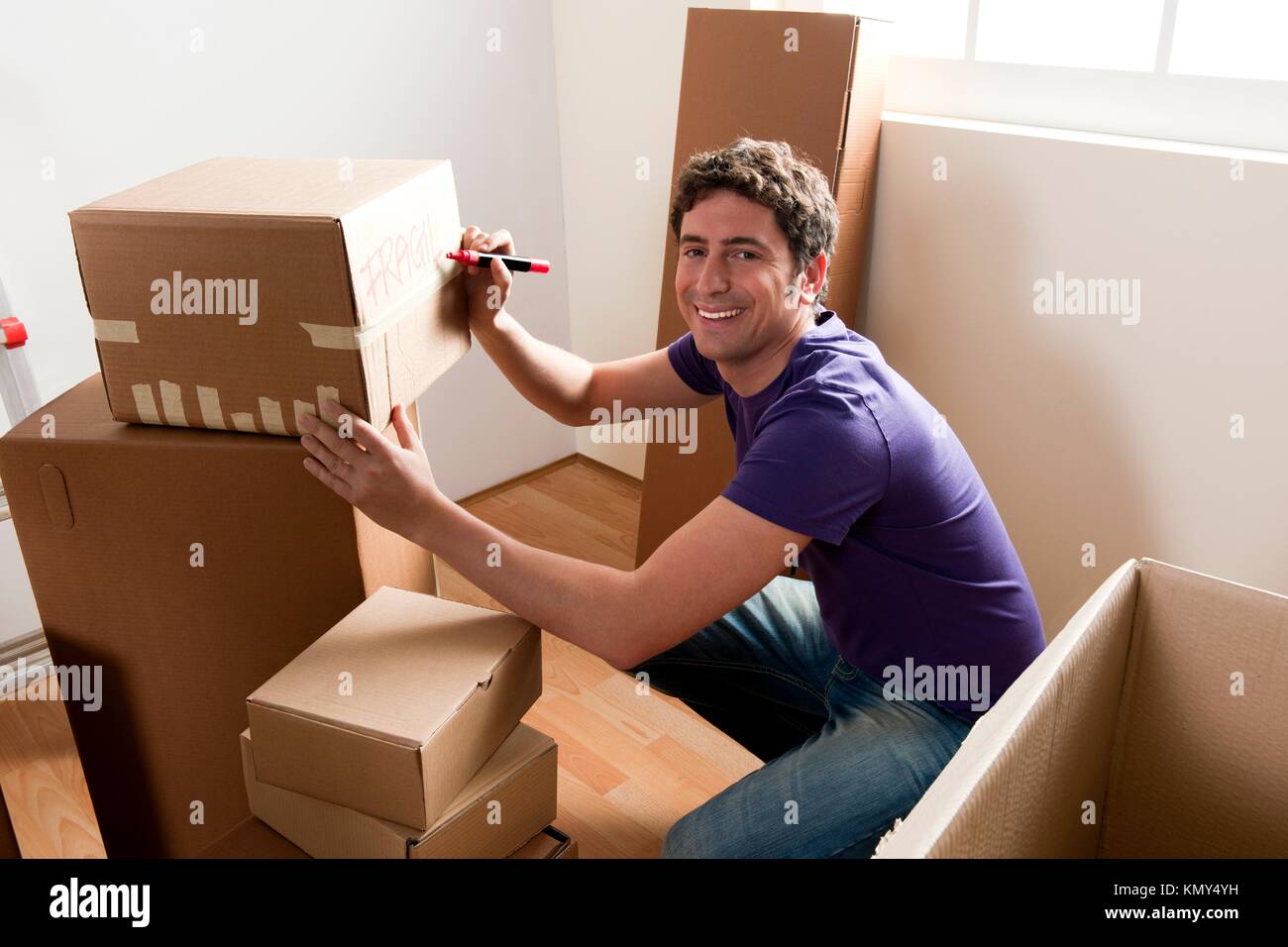 Red packing hi-res stock photography and images - Alamy