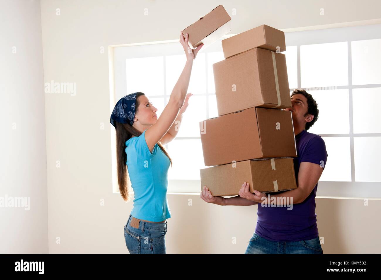 30 years male packing up boxes hi-res stock photography and images - Alamy
