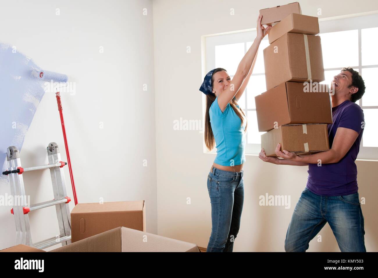 30 years male packing up boxes hi-res stock photography and images - Alamy