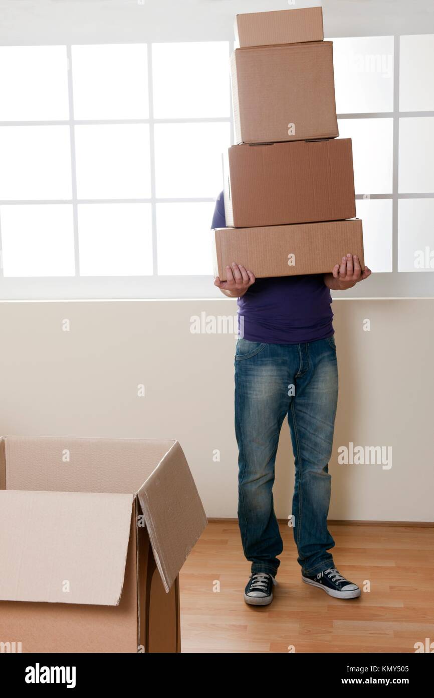 30 years male packing up boxes hi-res stock photography and images - Alamy